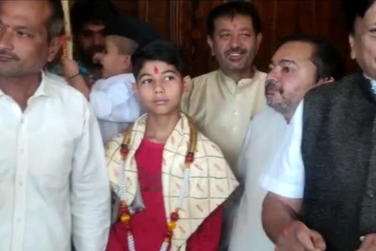 ಹುಬ್ಬಳ್ಳಿಗೆ ಮೋದಿ: ಬ್ಯಾರಿಕೇಡ್‌ ಹಾರಿ ಹೂ ಮಾಲೆ ಹಾಕಲು ಬಂದ ಬಾಲಕ - Modi to ...